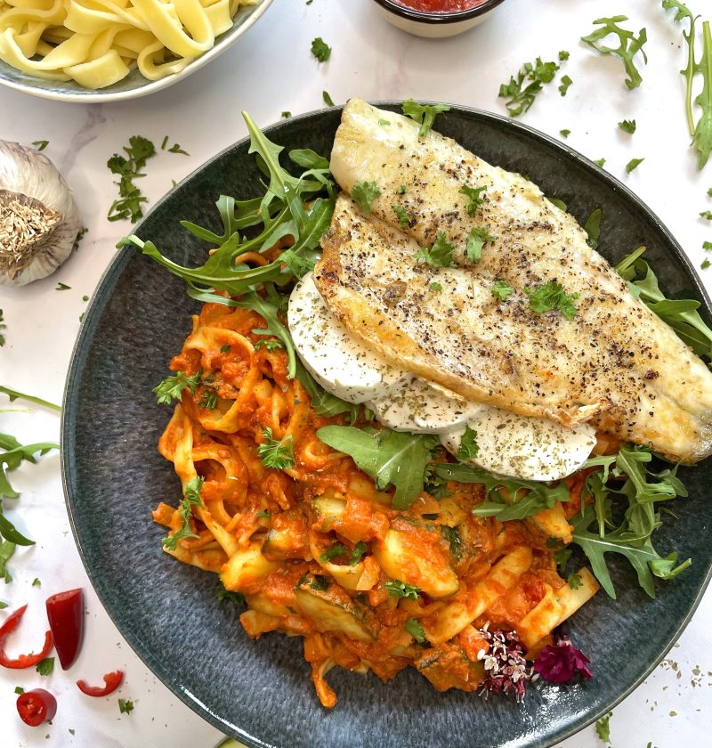 Pasta in tomaat mozzarella saus met zeebaars recept | Food Places