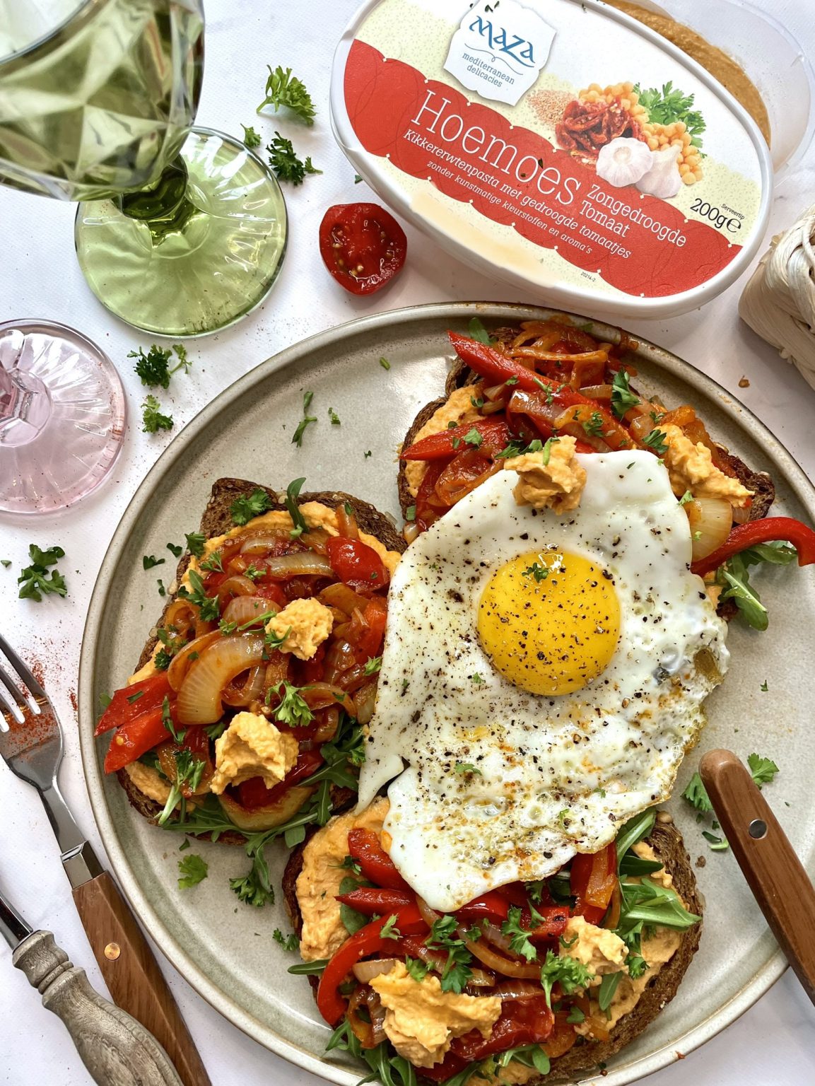 Hoemoes toast met groenten en ei recept | Food Places