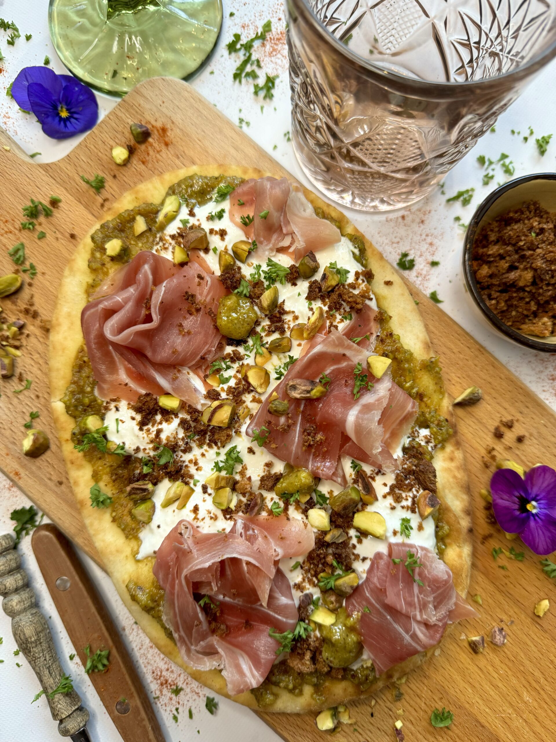Naanbrood pistache pesto, serranoham, burrata en broodkruim recept ...