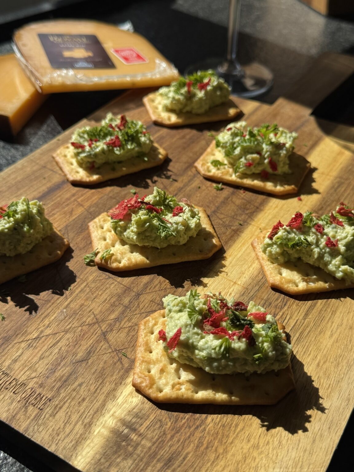 Tuc met oude kaas/pesto dip recept | Food Places