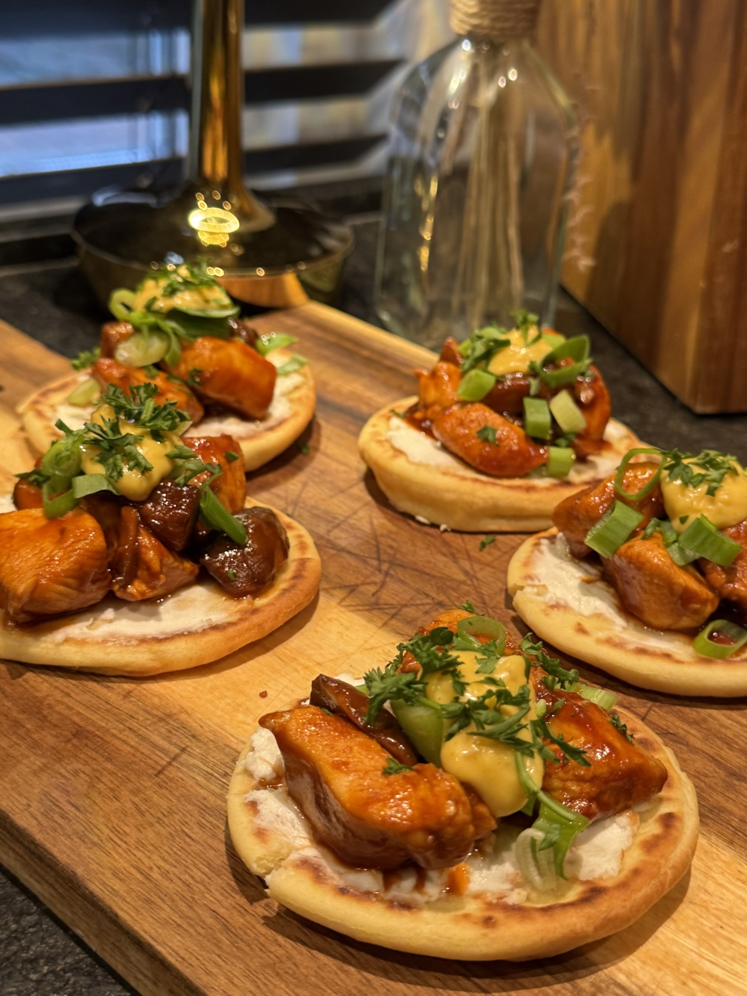 Mini naan honingkip met Joppiesaus recept | Food Places